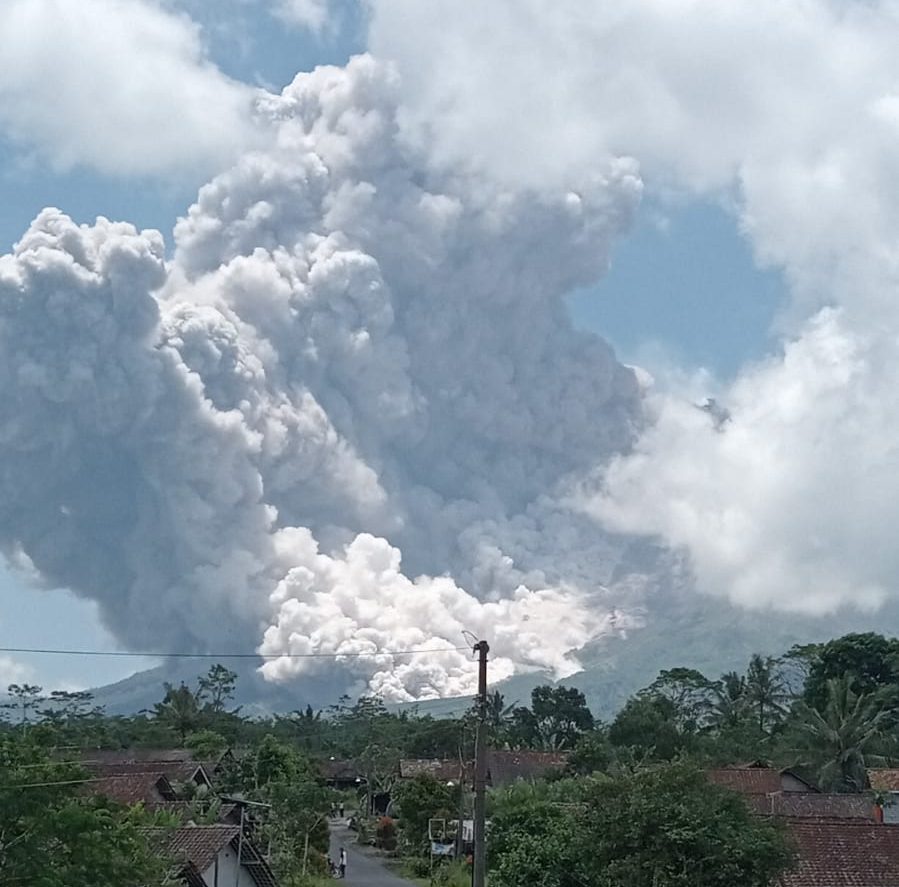 El Volcán Merapi entra en erupción cubriendo los pueblos de ceniza en ...