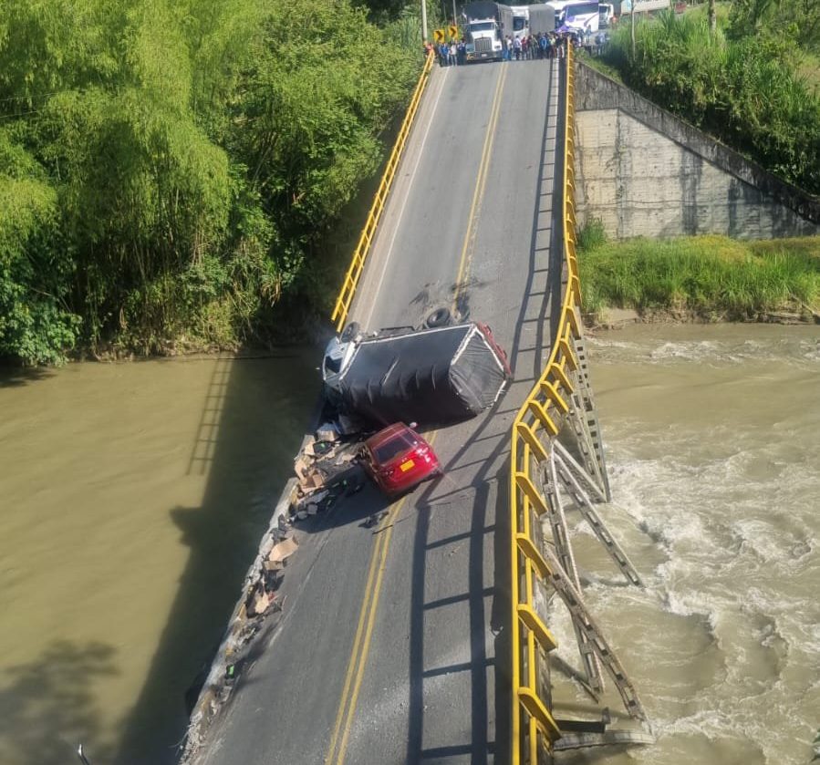 Colapso de un puente en Colombia deja al menos 2 murtos y mas de 15 ...