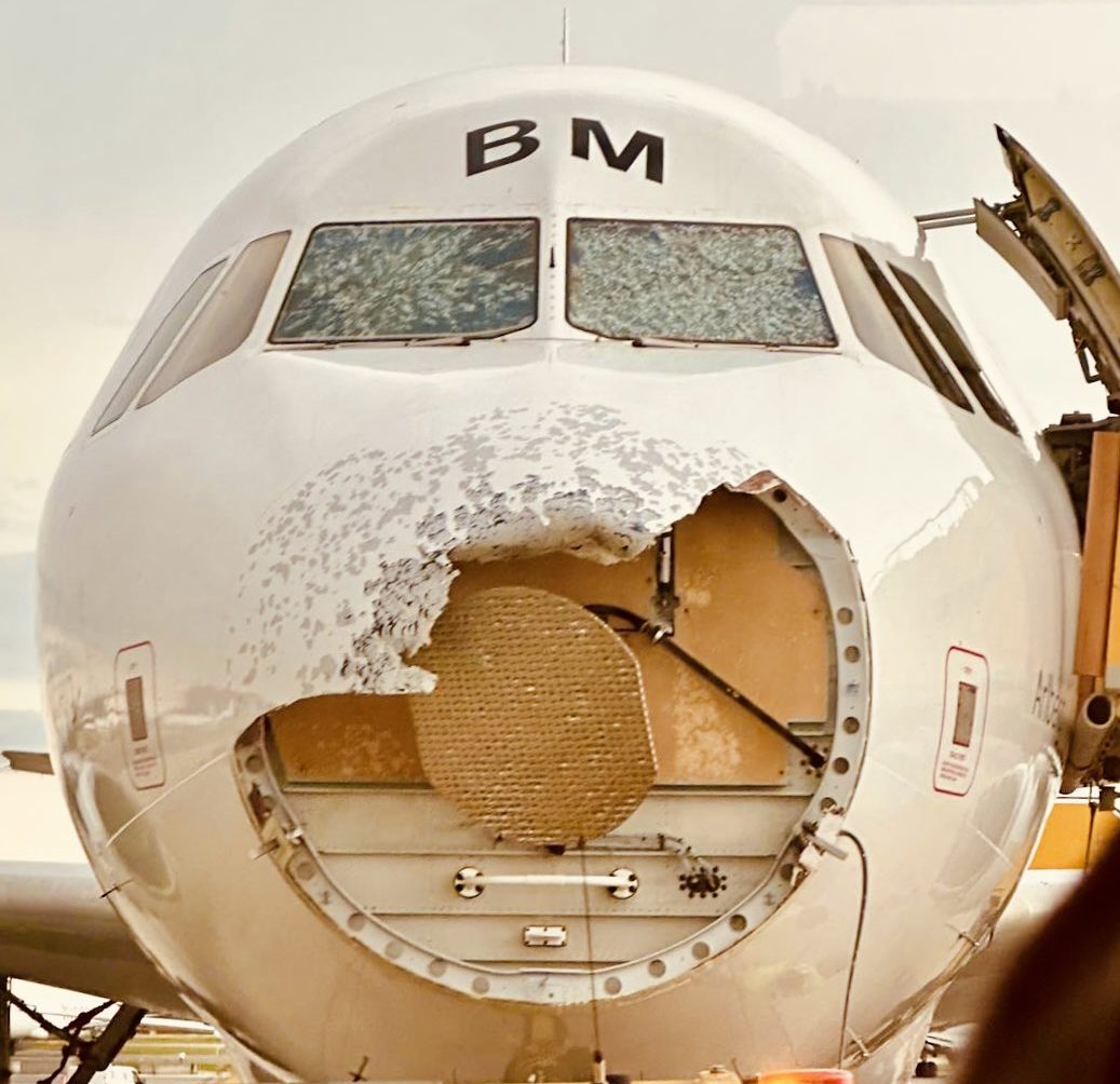 Una tormenta de granizo causa graves daños a un avión en pleno vuelo ...